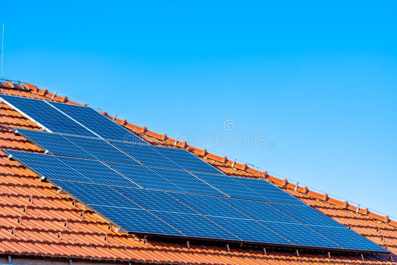 Paneles Solares En El Techo De Una Casa Familiar Foto de archivo ...