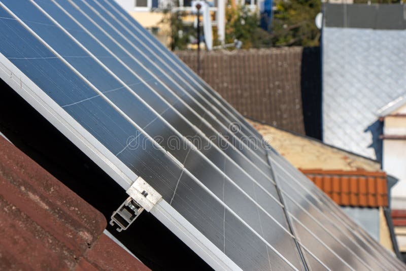 Paneles Solares En El Techo De Una Casa De La Ciudad Foto de archivo ...
