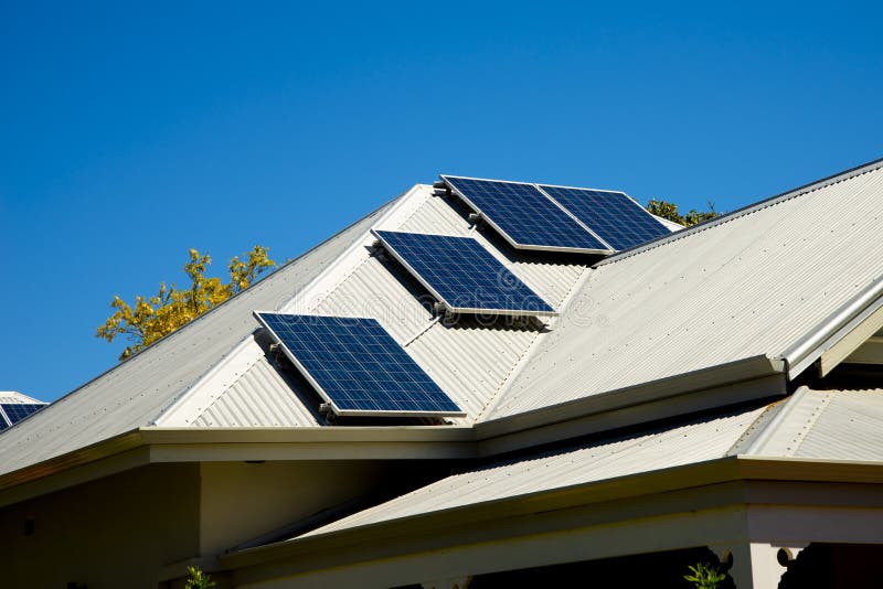 Paneles Solares Residenciales Imagen de archivo - Imagen de ambiente ...