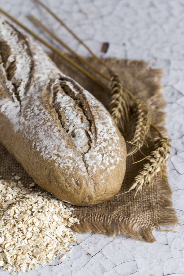 Panes del pan integral imagen de archivo. Imagen de grano - 92879307