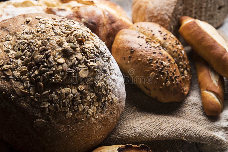 Panes En La Tabla De Madera Imagen de archivo - Imagen de panes ...