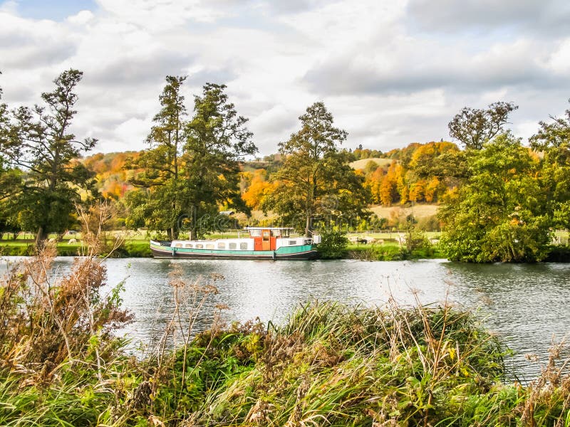 Pangbourne in Berkshire View of River Thames in October. Stock Photo ...