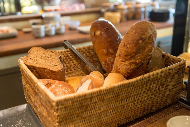 Panier Avec Du Pain Au Restaurant Image stock - Image du délicieux ...