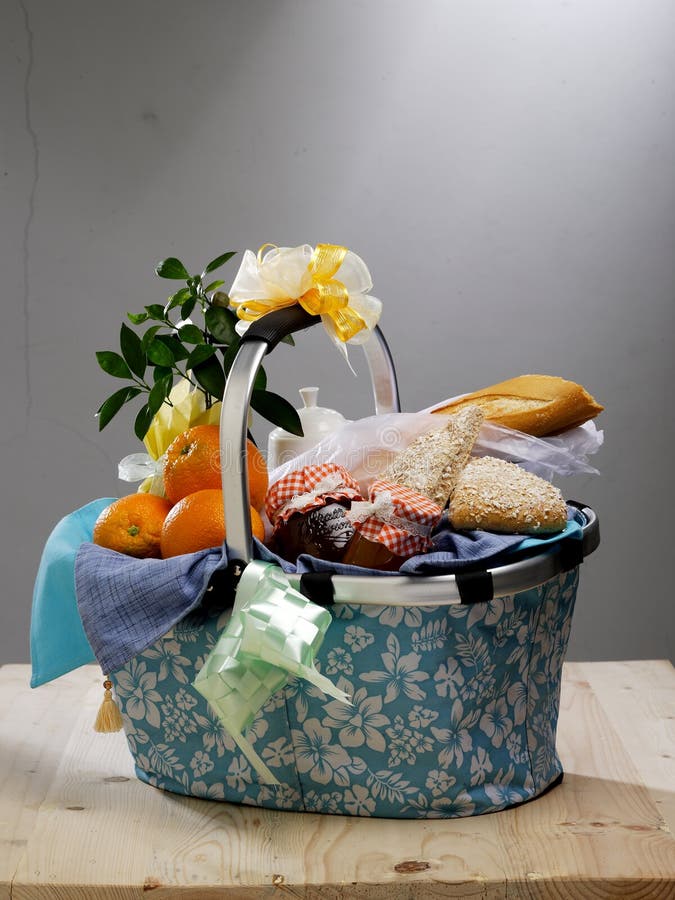 Panier de cadeau photo stock. Image du nourriture, délicieux - 18623546