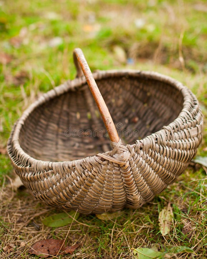 Panier de chaume image stock. Image du affermage, objet - 17230947
