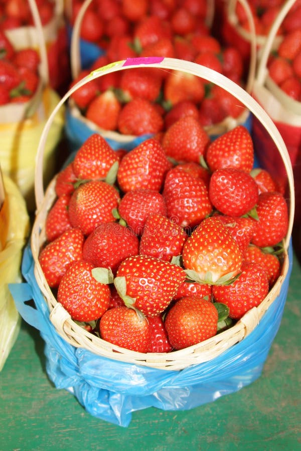 Panier de fraise photo stock. Image du closeup, régime - 47672714