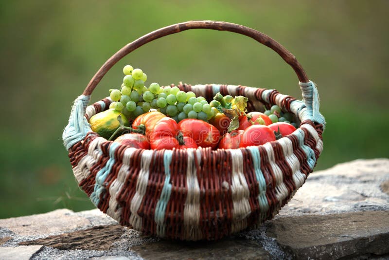 Panier de fruit photo stock. Image du raisin, végétarien - 13015788