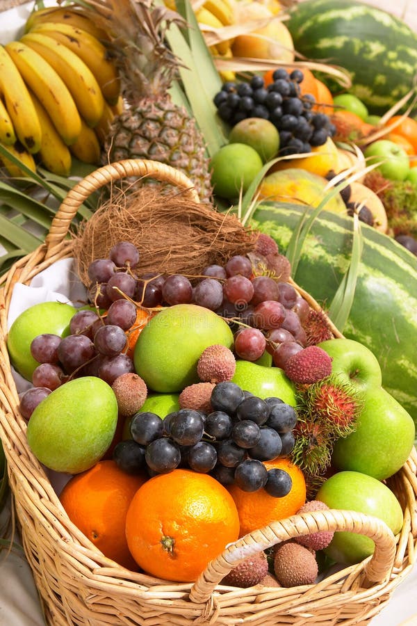 Panier de fruit 2 image stock. Image du sain, raisin, mangues - 119407