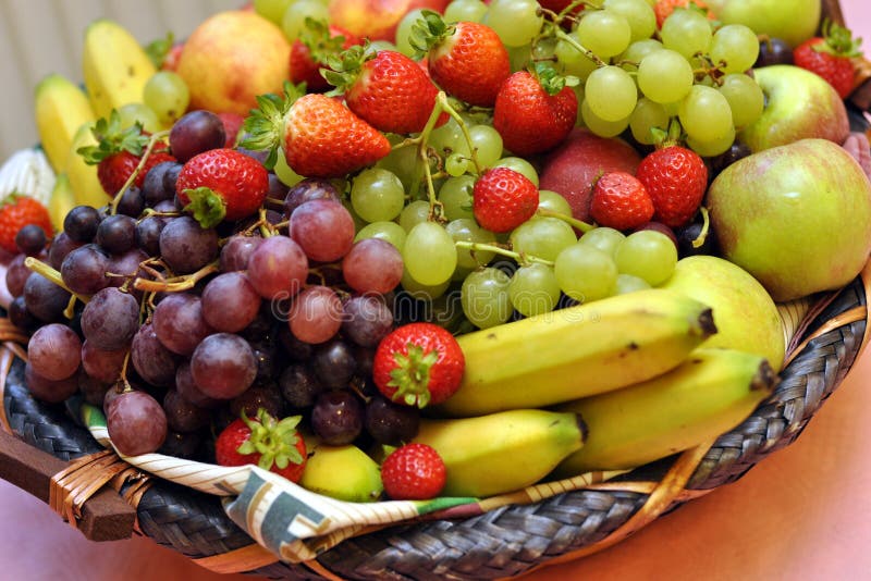 Panier de fruit image stock. Image du appétissant, moissonné - 21823665