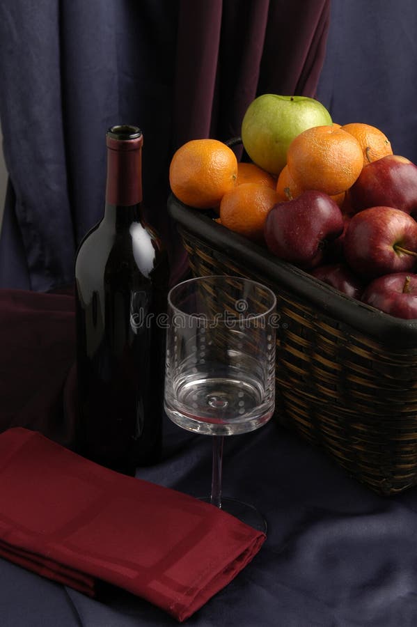 Panier de fruit photo stock. Image du toujours, satin, pommes - 427074