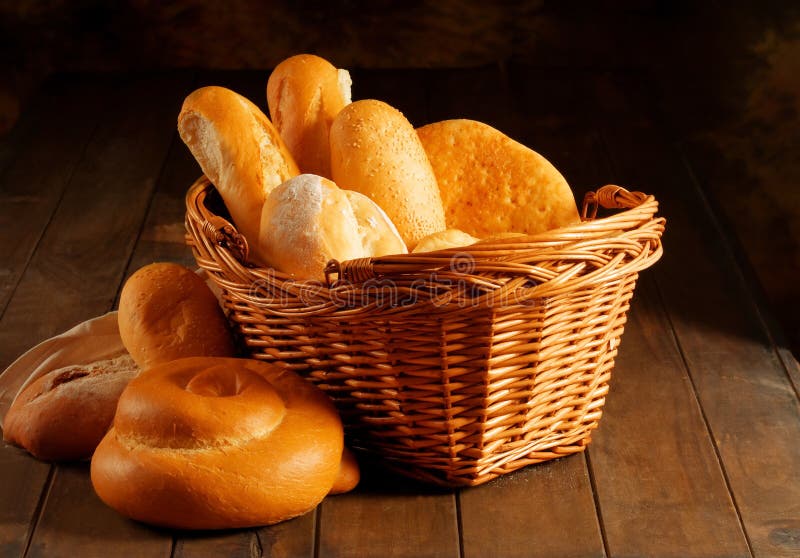 Panier de pain image stock. Image du cuit, brun, frais - 7876687
