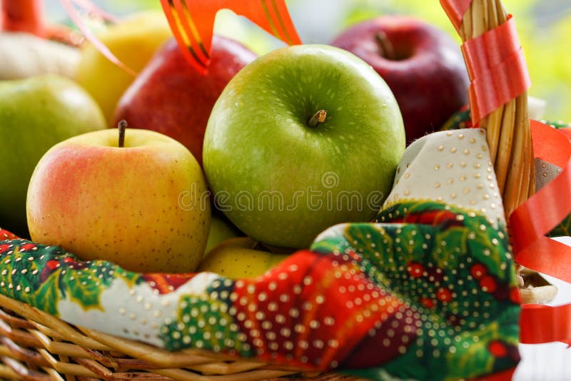 Panier des fruits assortis photo stock. Image du frais - 63287242