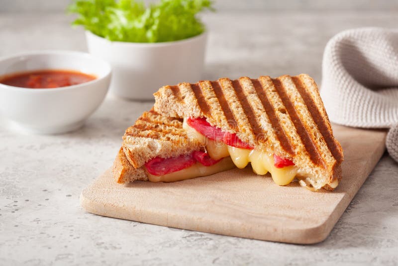 Panini Al Salame E Al Formaggio Grigliati Fotografia Stock - Immagine ...