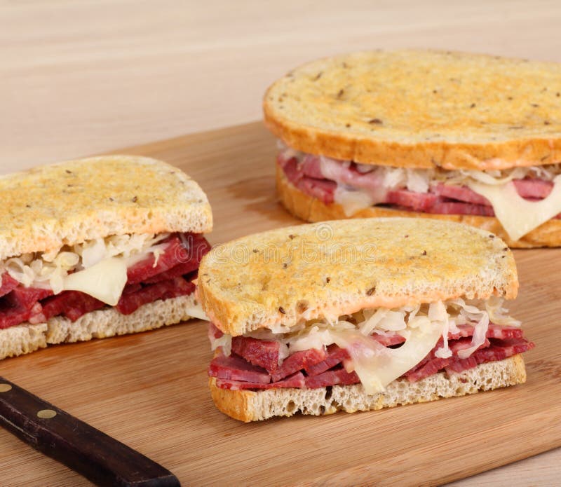 Panini del corned beef fotografia stock. Immagine di rosso - 18492640