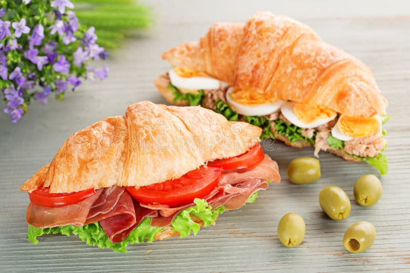Panini Del Croissant Ed Olive Verdi Fotografia Stock - Immagine di ...
