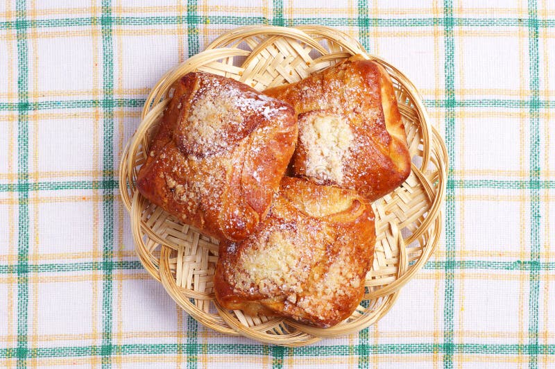 Piatto Di Vimini Con Il Pane Bianco Delle Fette Immagine Stock ...