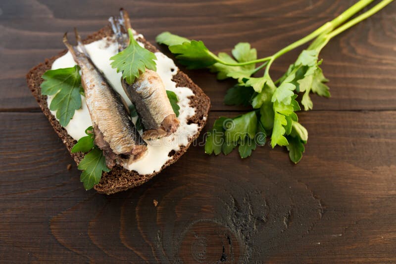 Panino con gli spratti fotografia stock. Immagine di girasole - 60968592