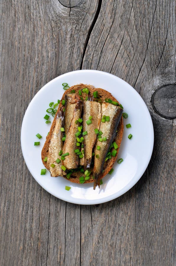 Panino Del Pesce Con Gli Spratti Fotografia Stock - Immagine di cipolla ...