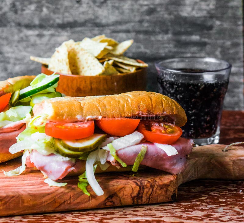 Panino Imbottito Italiano Con Il Prosciutto E Le Verdure Immagine Stock ...