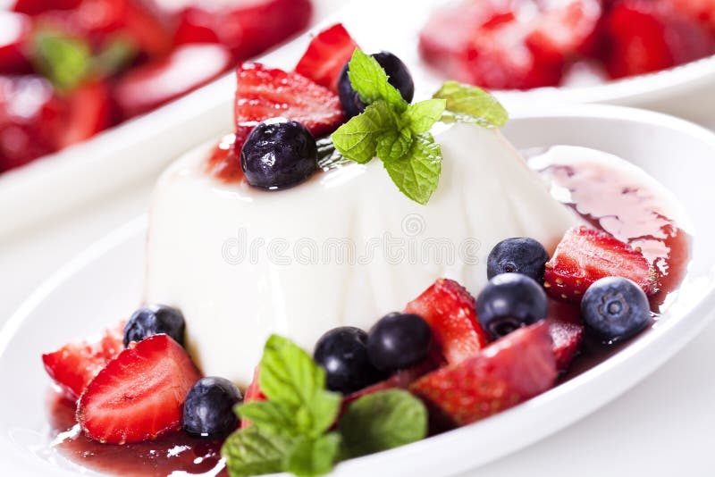 Panna Cotta En Rode Vruchten Stock Foto - Image of rood, sluit: 25532522