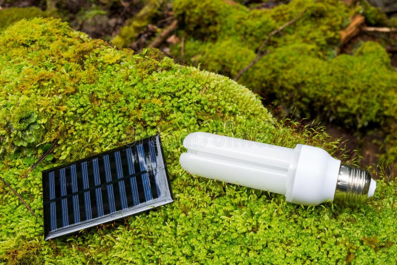 Panneau De Direction Et Panneau Solaire Image stock - Image du solaire ...