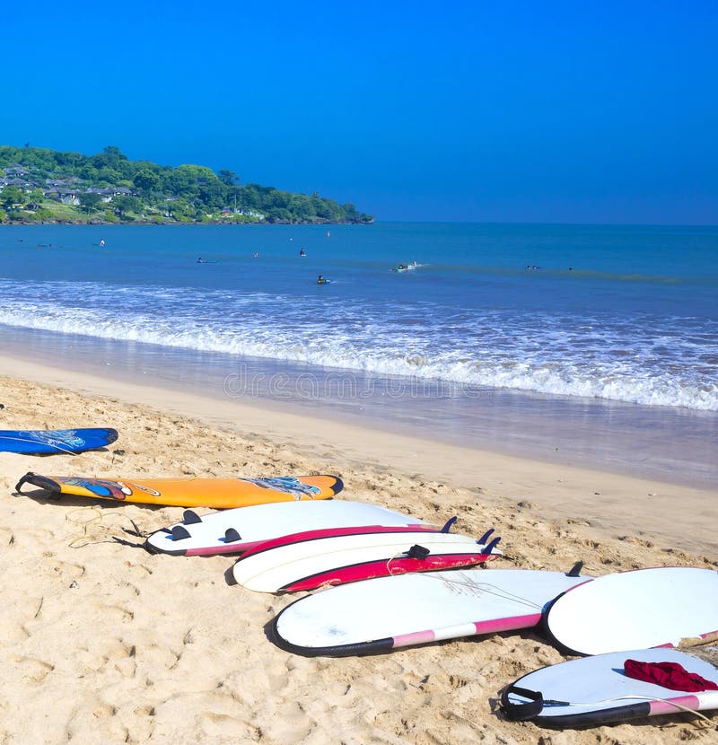 Panneaux De Ressac Sur La Plage Tropicale De Sable Image stock - Image ...
