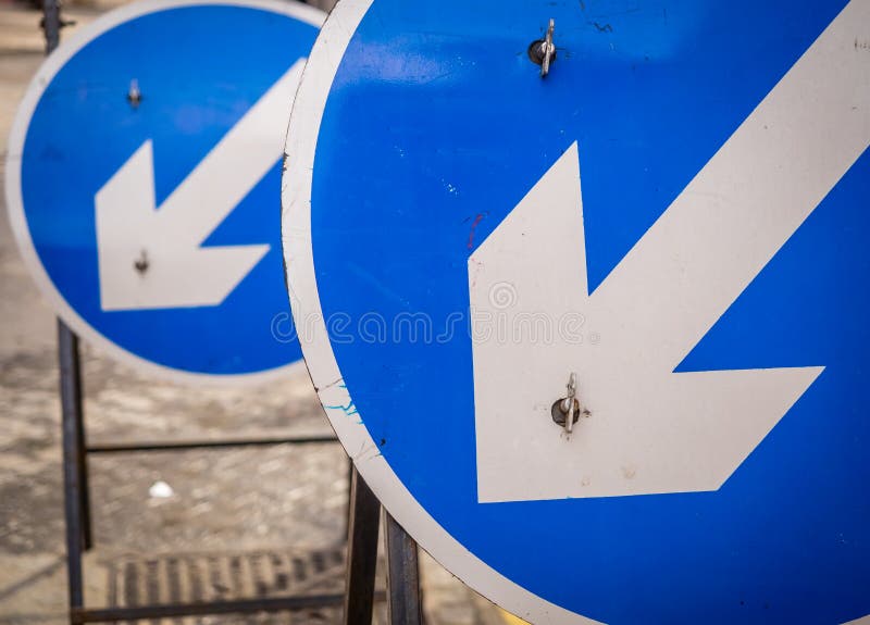 Panneau Routier Rond Avec Une Croix-Rouge Sur Un Fond Bleu Un Signe ...