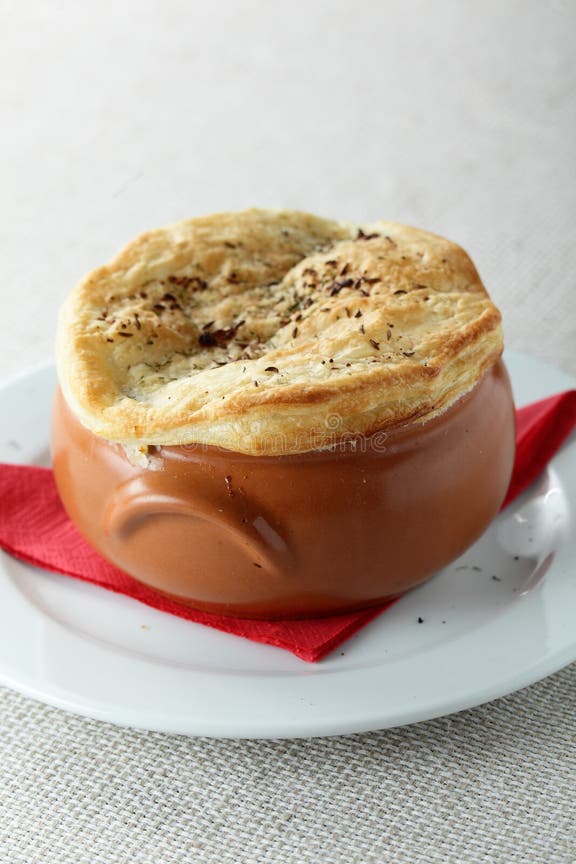 Pannekoek op bruine pot stock afbeelding. Image of bruin - 22937759