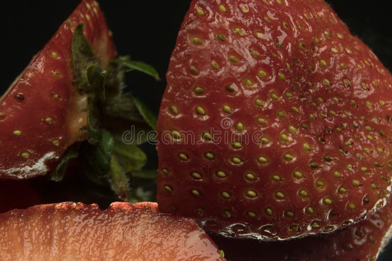 Pano De Fundo Preto Das Fatias De Morango Imagem de Stock - Imagem de ...