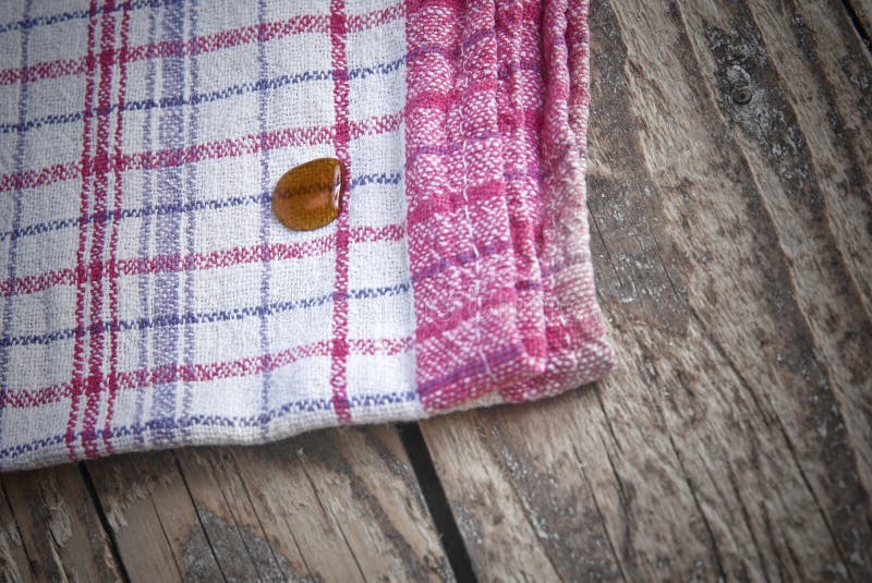 Pano Listrado Do Prato Na Madeira Marrom Foto de Stock - Imagem de ...