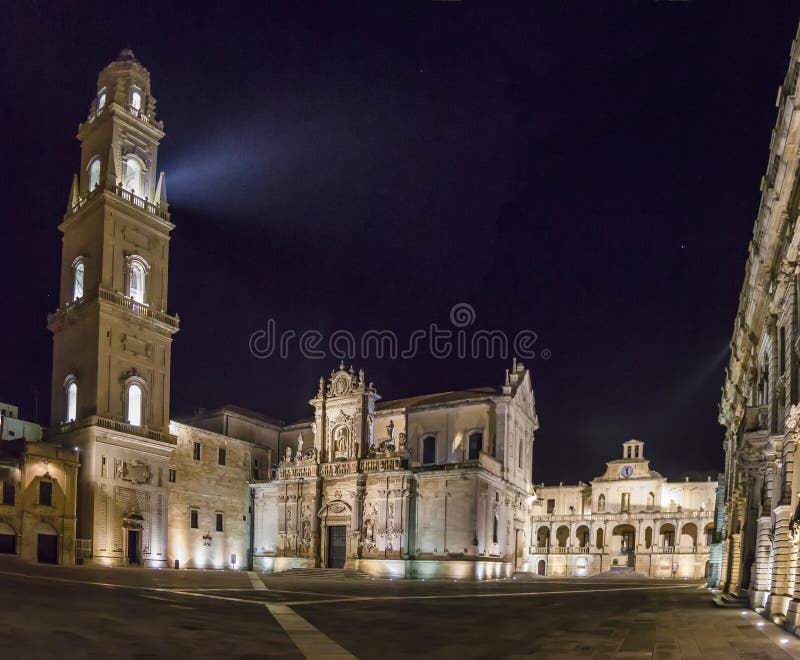 Panorama Basilico Del Lecce Della Cattedrale Di Notte Fotografia Stock ...