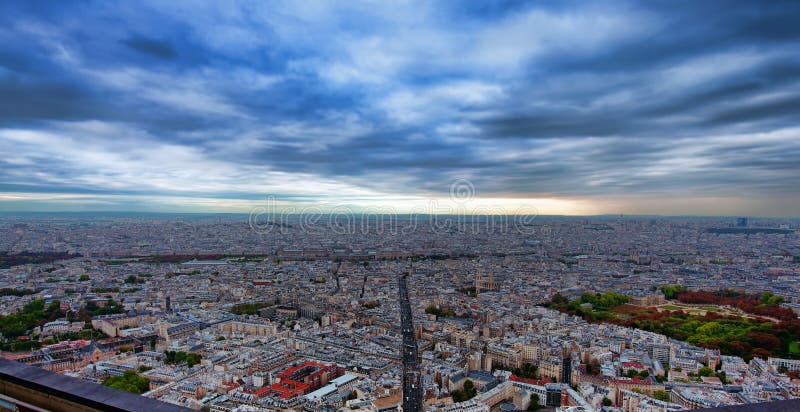 Horizon de ville de Paris image stock. Image du panoramique - 64680161