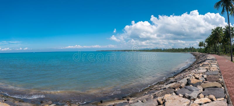 Panorama Da Praia Em Negara Com a Ilha De Java No Fundo Foto de Stock ...