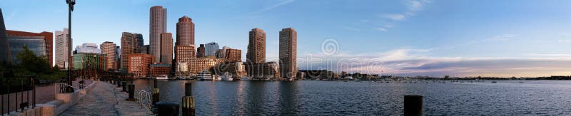 Panorama Du Lever De Soleil Sur Le Front De Mer De Boston Image stock ...
