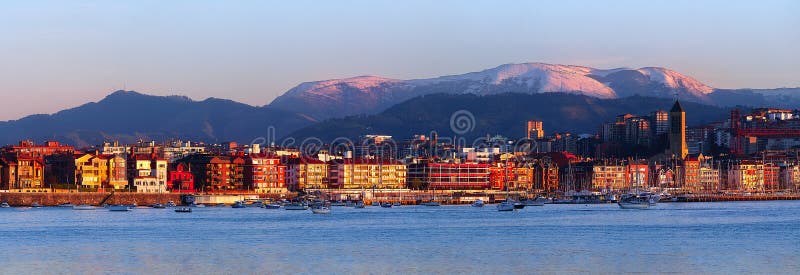 Embarcadero De Guecho Con Los Palos Del Yate Foto de archivo - Imagen ...
