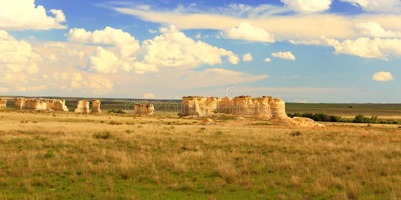 Rocas Del Monumento, Kansas Pirámides De Los Llanos Imagen de archivo ...