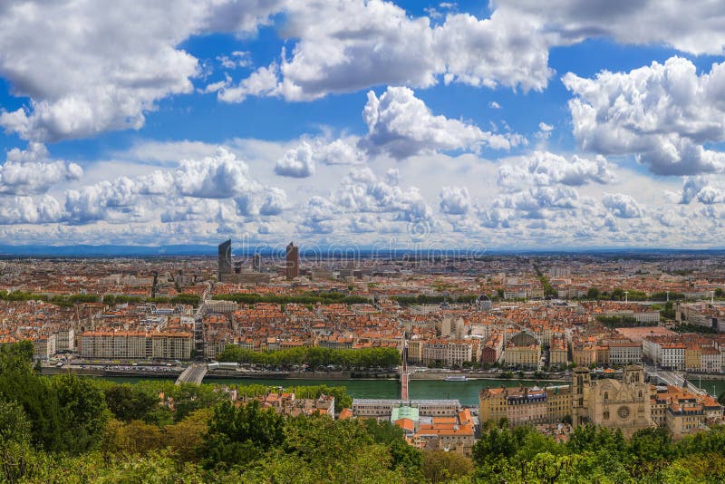 Le Panorama De La Ville De Lyon Fait Du Jardinage Et Lac Image stock ...