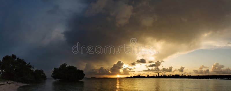 Panorama De Miami Com Tempestade Do Por Do Sol Imagem de Stock - Imagem ...