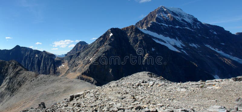 Panorama De Montañas Rocosas Foto de archivo - Imagen de colina, jaspe ...
