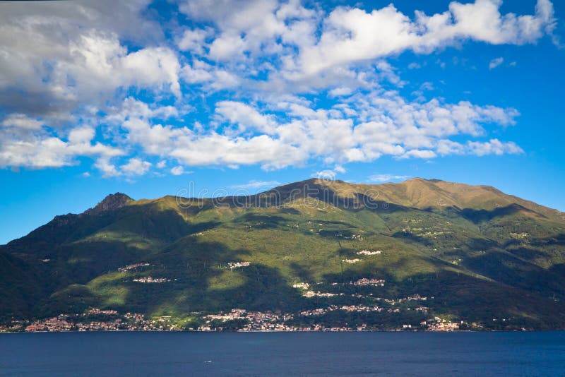 Panorama Del Lago Como E Delle Alpi, Italia Immagine Stock - Immagine ...