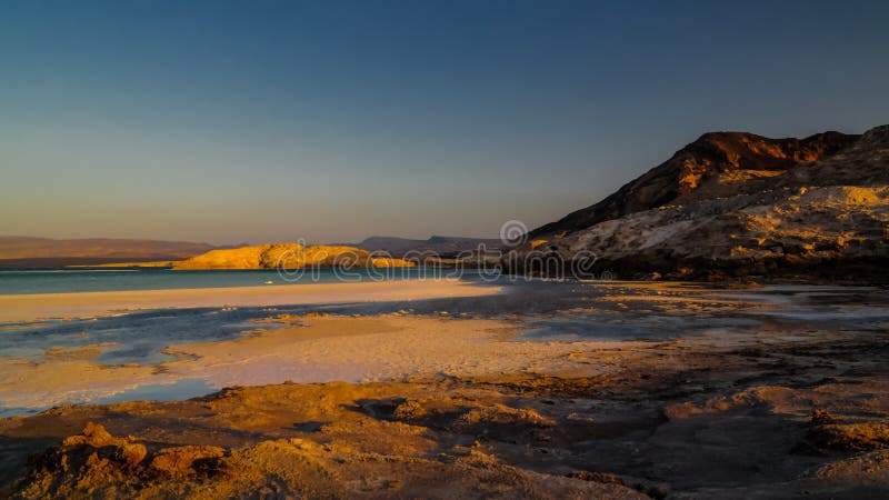 Panorama Del Lago De Sal Del Cráter Assal, Djibouti Imagen de archivo ...