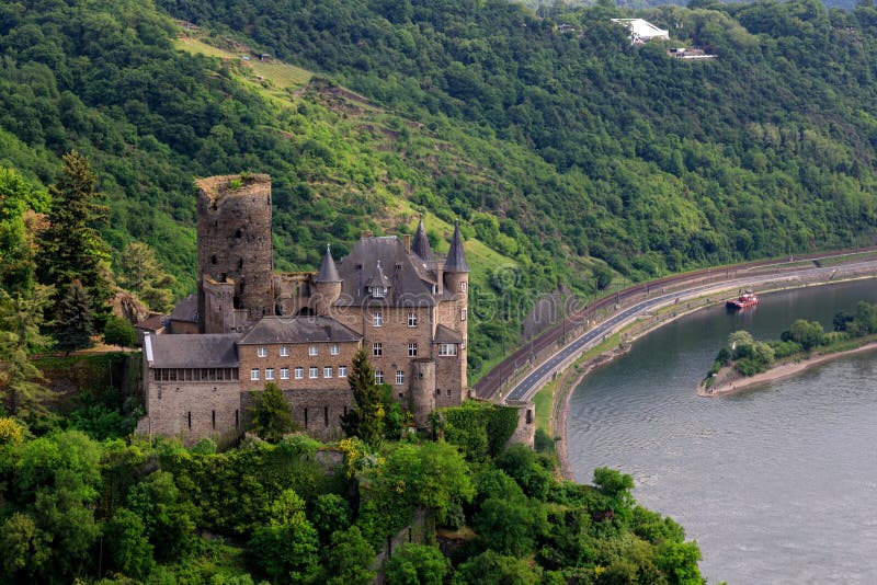 Panorama Della Valle Del Reno Con Il Castello Katz Fotografia Stock ...