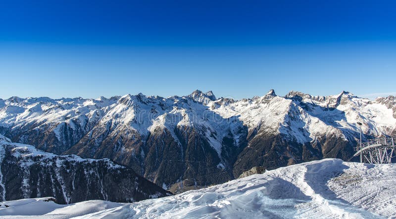Panorama Der Alpinen Berge am Abend am Ski Resor Stockfoto - Bild von ...