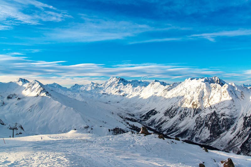 Panorama Der Alpinen Berge am Abend am Ski Resor Stockfoto - Bild von ...