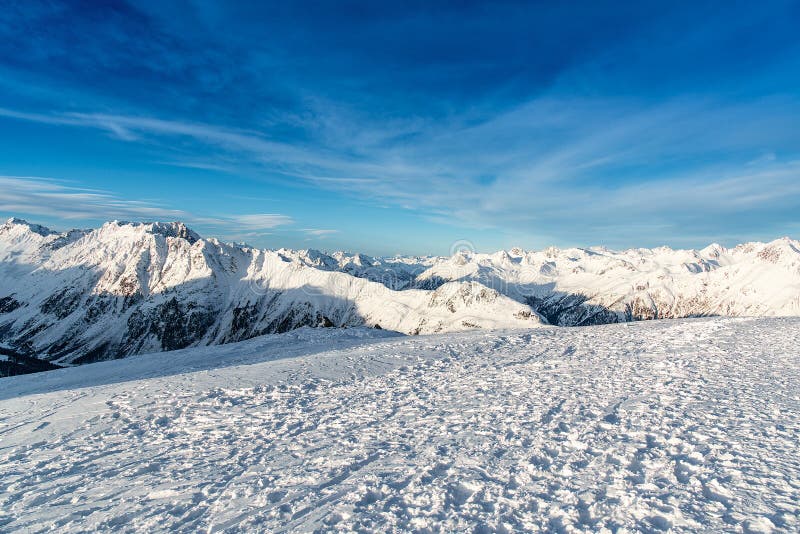 Panorama Der Alpinen Berge am Abend am Ski Resor Stockbild - Bild von ...