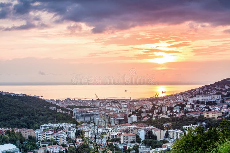 Panorama Di Trieste, Italia Immagine Stock - Immagine di casa, giorno ...