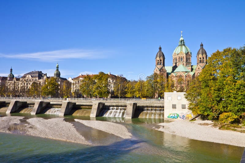 Panorama Dos Bancos E Da Cidade De Rio De Munich Isar Imagem de Stock ...
