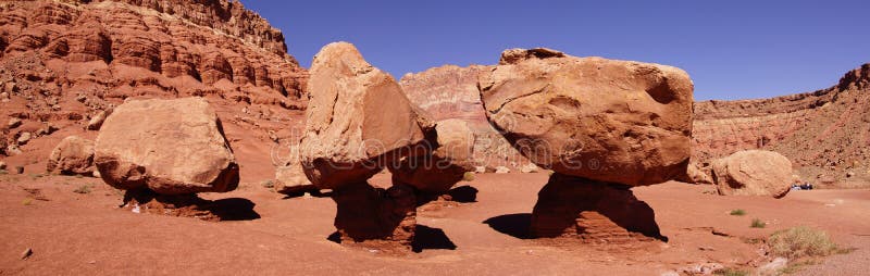 Panorama Enorma Stenblock Som Balanseras Precariously Fotografering för ...