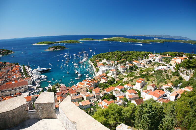 Panorama hvar de la isla foto de archivo. Imagen de gente - 20763988