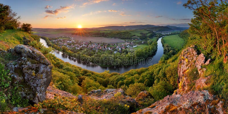 Panorama Met Rivier Bij Zonsondergang in Berg Redactionele Stock ...